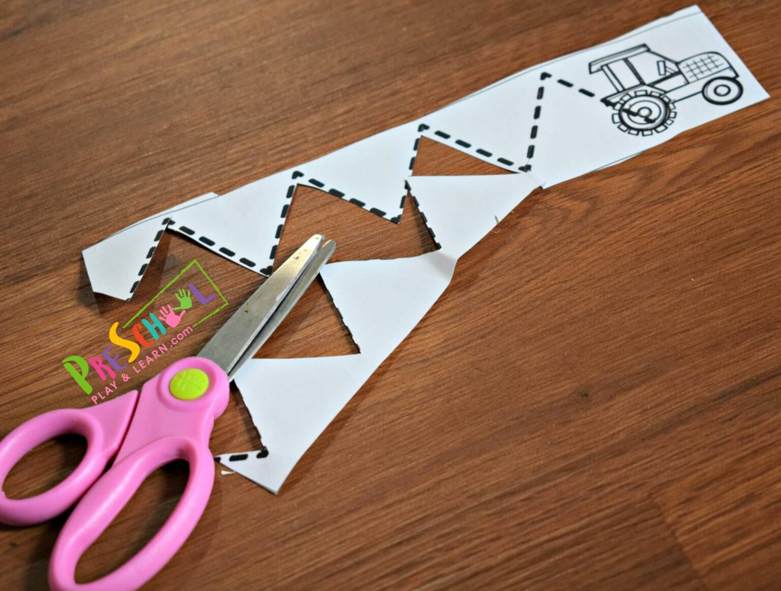 🚜 Free Printable Farm Cutting Activities for Preschoolers pdf