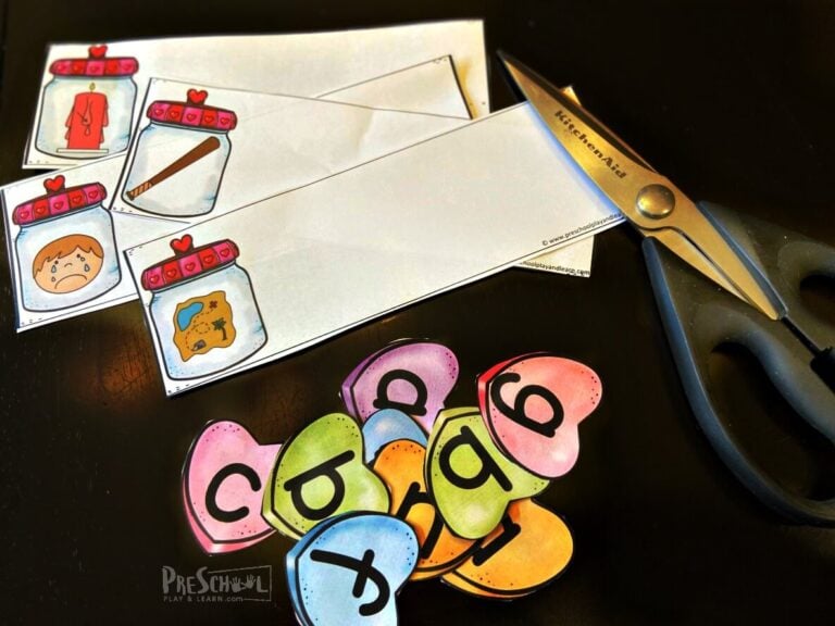 💕FREE Printable Valentines Day CVC Words Activity